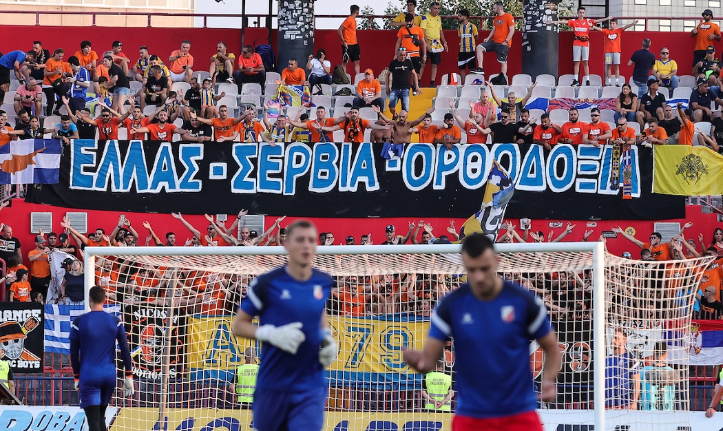 SRPSKA I GRČKA ZASTAVA NA OGRADI Navijači APOEL-a zagrmeli "Karađorđem ...