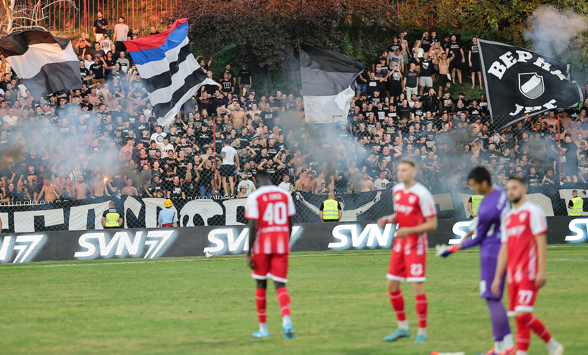 GROBARI" "ZAPALILI" UB Bakljada navijača Partizana na kratko prekinula ...