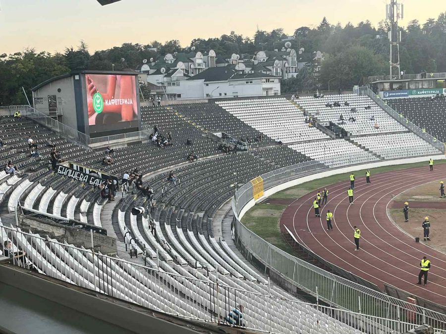 SITUACIJA NA TRIBINAMA Sever solidno popunjen, a jug... (FOTO) - MaxBet ...